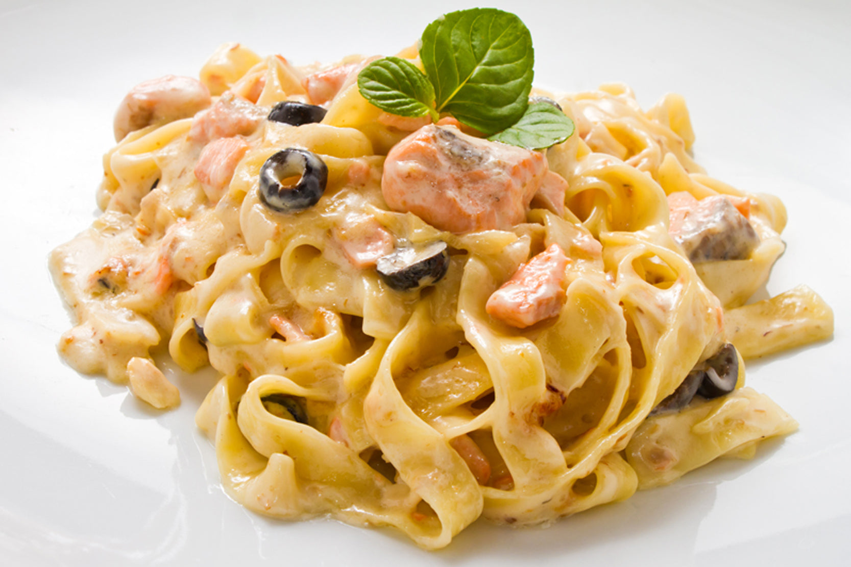 FETUCCINI A LA CREMA CON SALMÓN – Geomar Chile